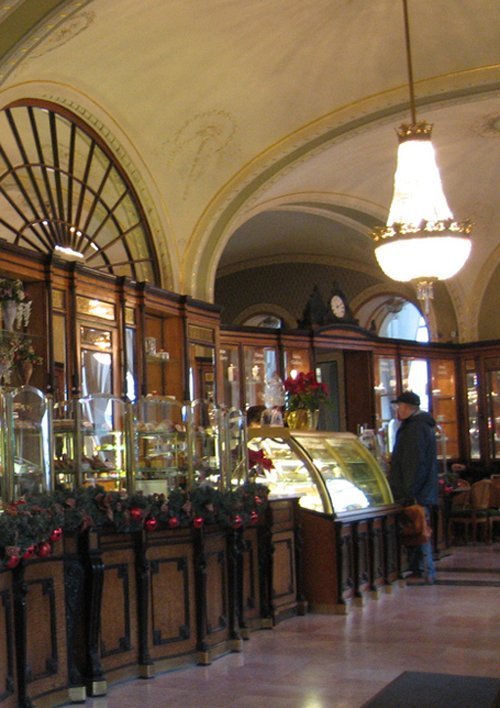 Süße Köstlichkeiten in der Konditorei Gerbeaud in Budapest